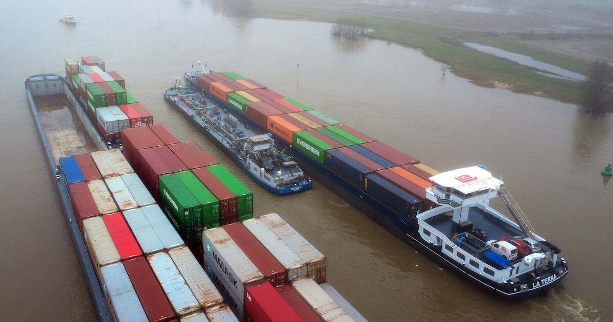 Vastgelopen tankschip op de Waal bij Brakel losgetrokken | Altena ...