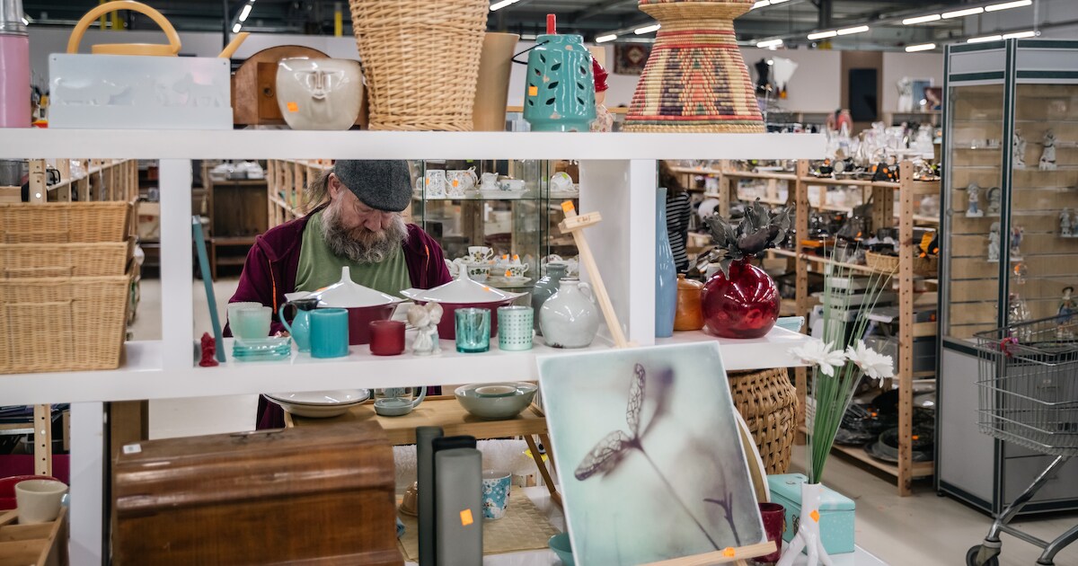 Kringloopwinkel duurder, maar toch steeds drukker: ‘Als je goed zoekt ...