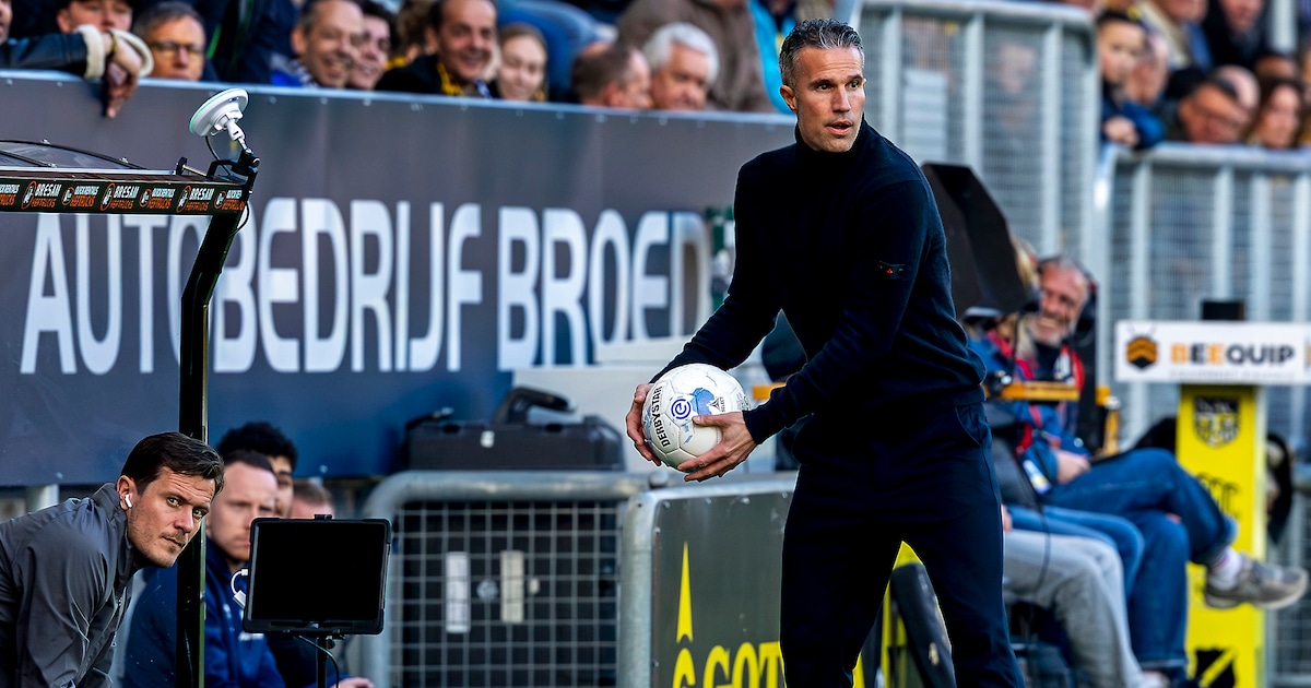 Robin van Persie overleeft spoedoverleg en blijft trainer van Feyenoord ...