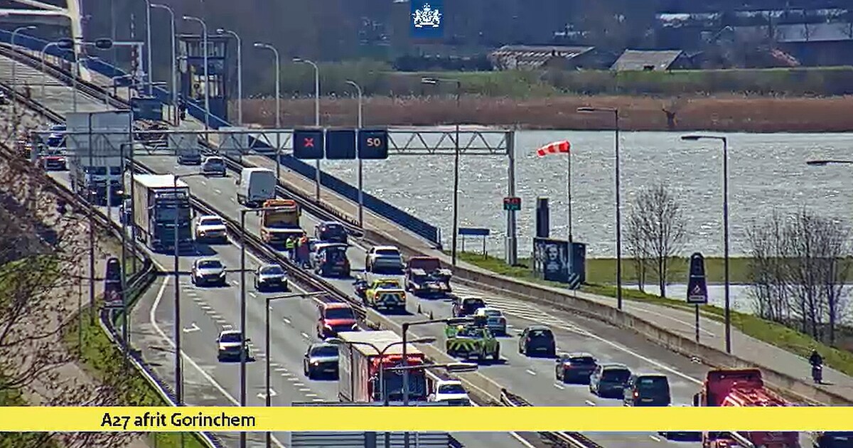 Botsing tegen slagboom: flinke vertraging op A27 bij Merwedebrug | Brabant | bndestem.nl