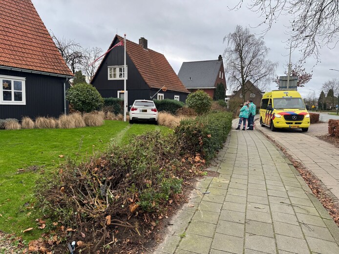 Vrouw raakt met auto van de weg, rijdt dwars door voortuin en komt in haag tot stilstand in Beek ...
