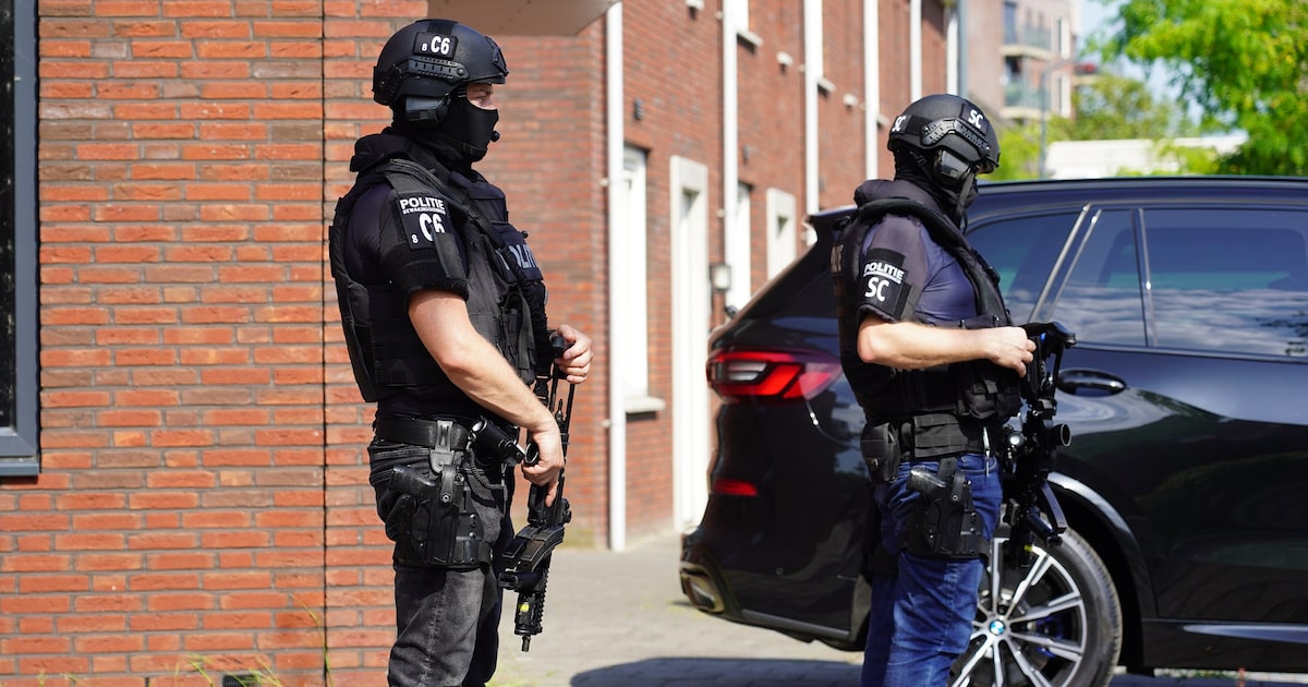 Inval met zwaarbewapende agenten zorgt voor flink wat onrust in de ...