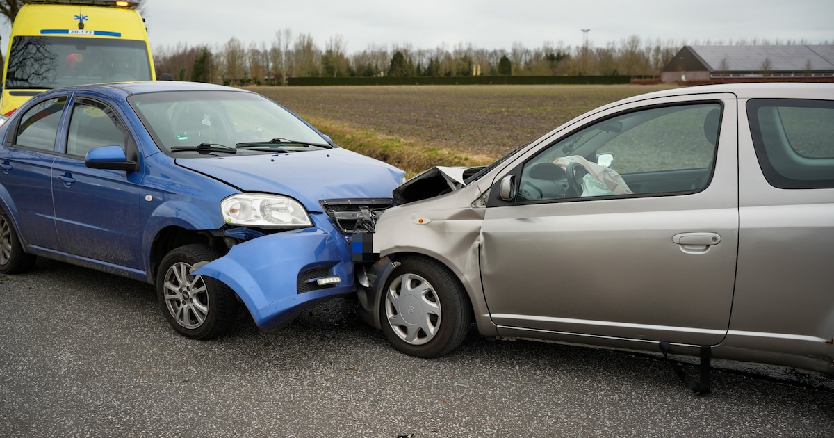 Twee auto’s botsen frontaal op elkaar in Dongen, vrouw gewond | Dongen | bndestem.nl