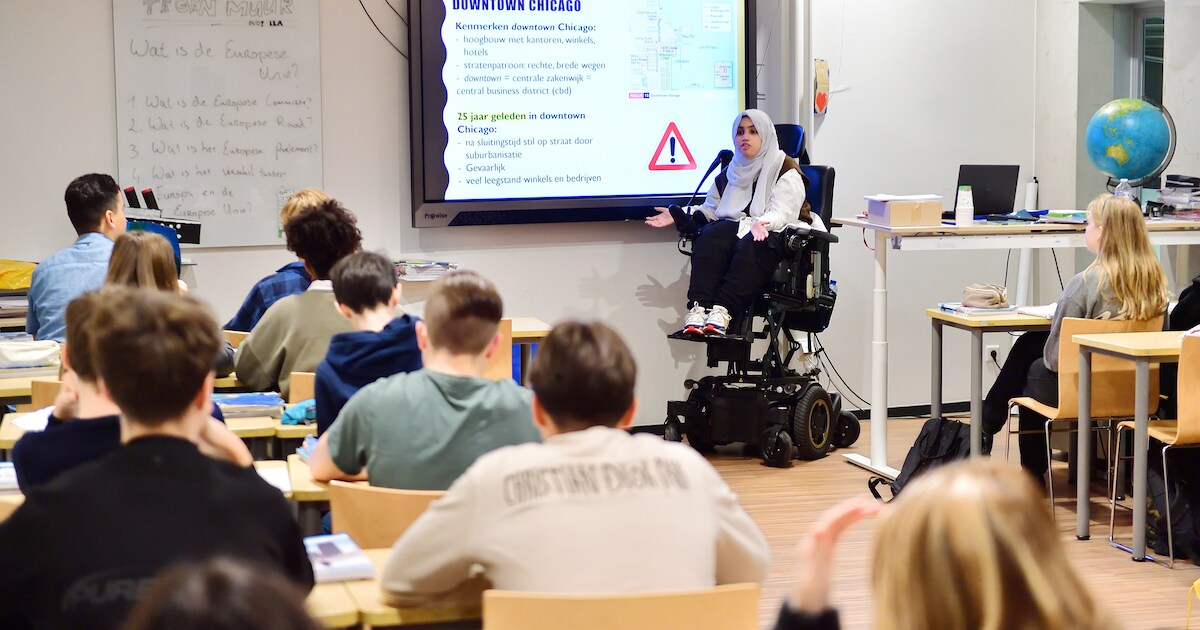 Dikra’s rolstoel is bijzaak, lesgeven haar passie: ‘Vooral mijn ...