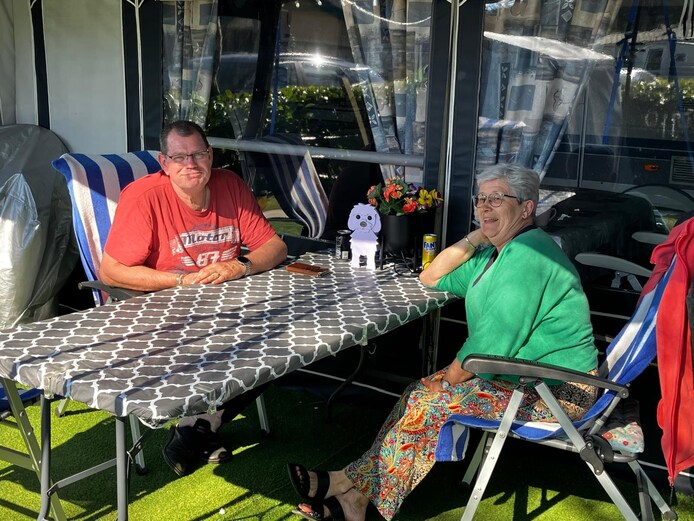 Genieten op camping 't Haasje in Oosterhout: Als Tonnie Formule 1 kijkt ...