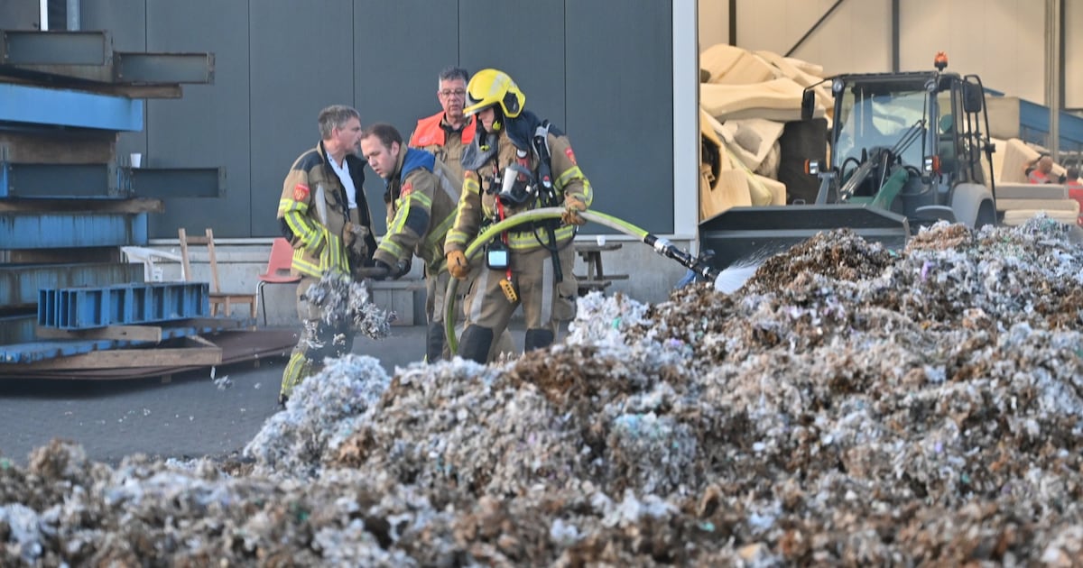 Versnipperde matrassen beginnen te smeulen in Etten-Leur, brandweer haalt container uit loods ...