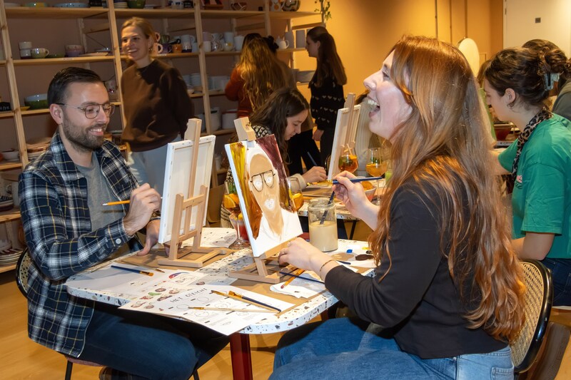 ‘Jij hebt wel een dikke kop gekregen!’, roept Emma (32) tegen haar ...