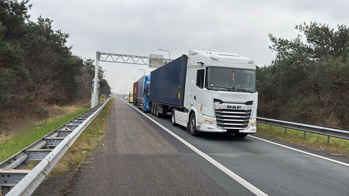 Ongeval met drie vrachtwagens op A58 bij knooppunt Galder, verbindingsweg naar A16 weer open ...