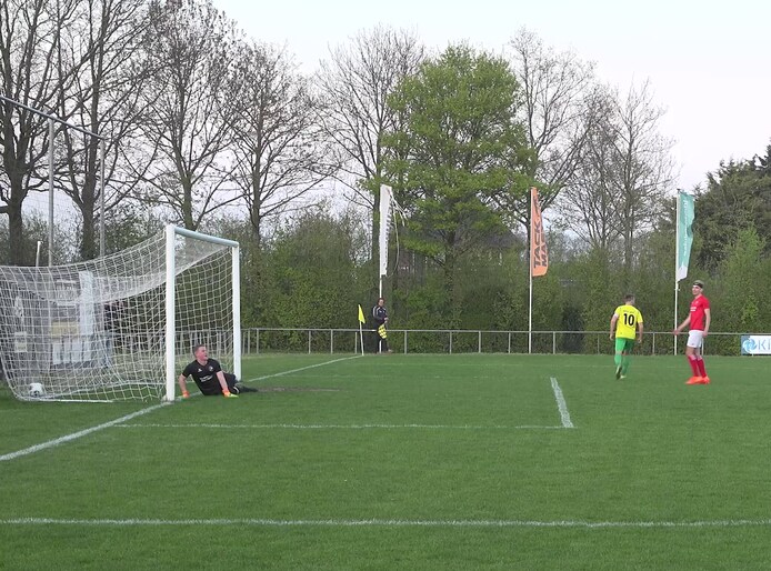 Een uur heen, hooguit een minuut voetballen en weer een uur terug: dit ...