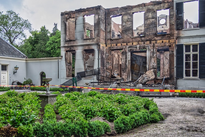 Nu brandt zijn landgoed weer af: wat is dat toch met Marcel van ...
