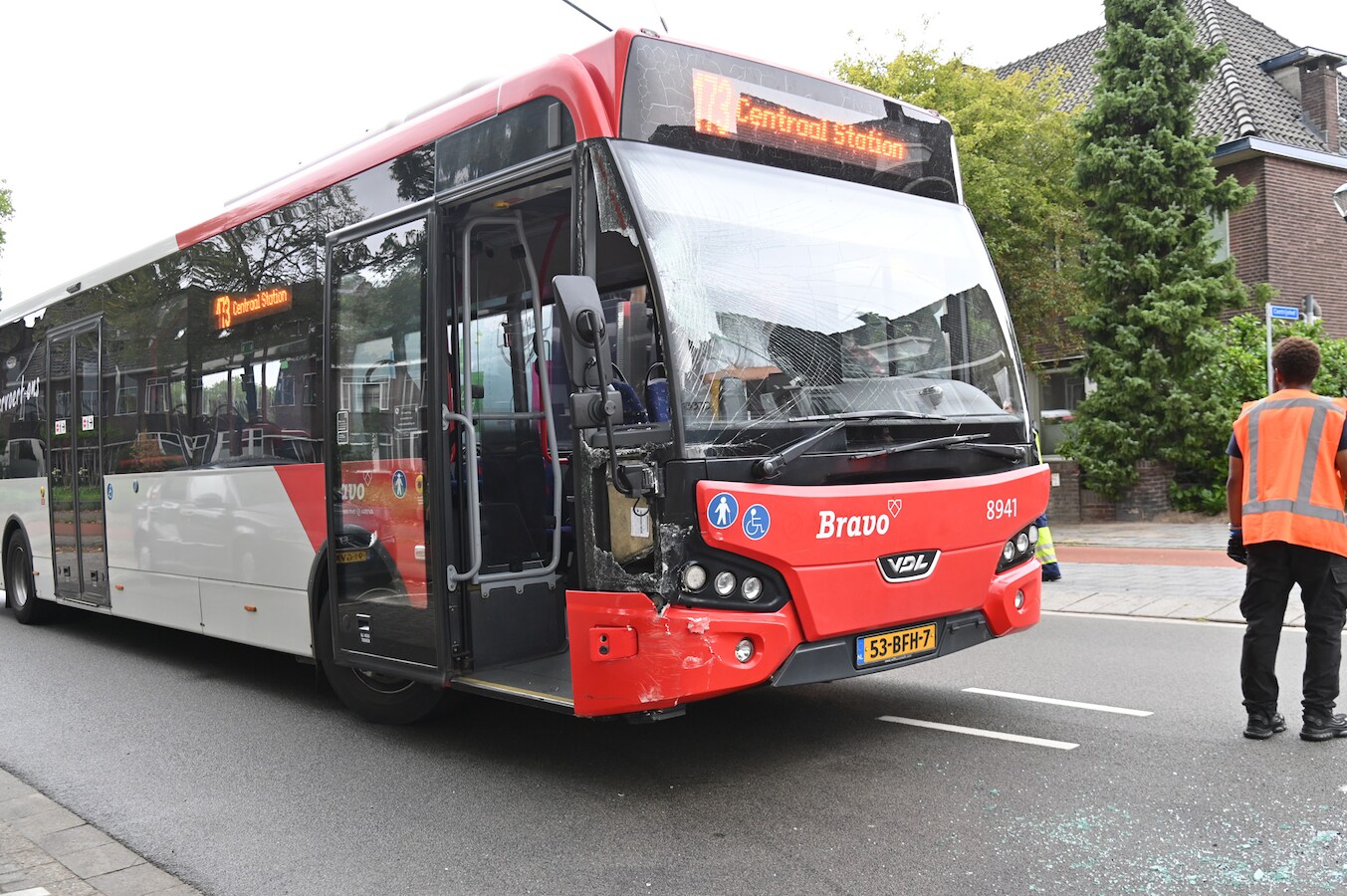 Auto rijdt weg uit parkeervak en ziet stadsbus over het hoofd in Breda ...