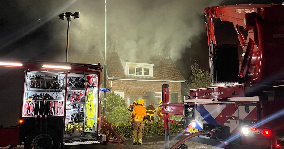 Brand breidt vanuit schoorsteen uit naar dak in Etten-Leur, woning smeult in ochtend nog na ...