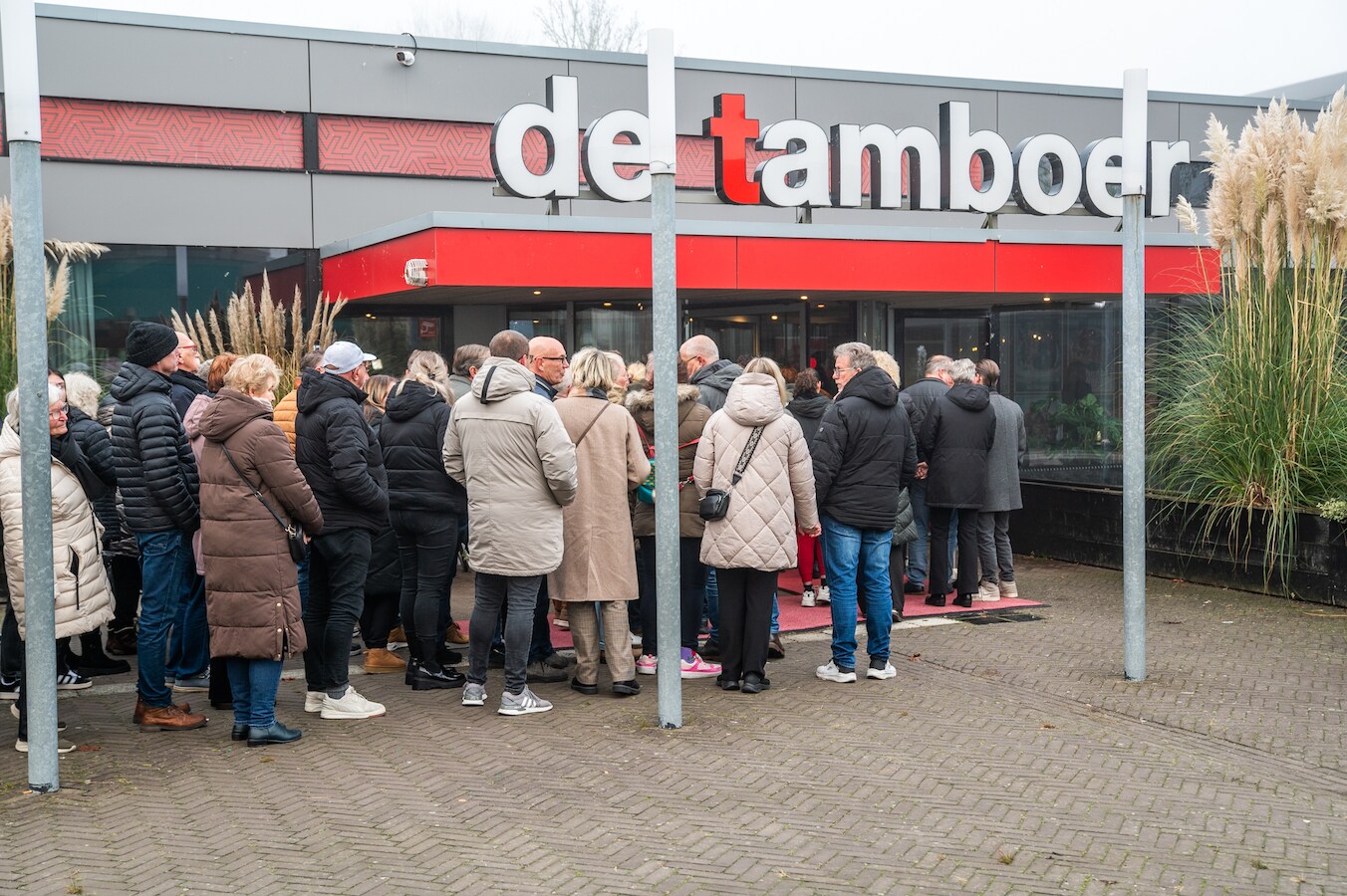 Vrienden en fans nemen afscheid van René Karst: ‘We gaan hem herinneren ...