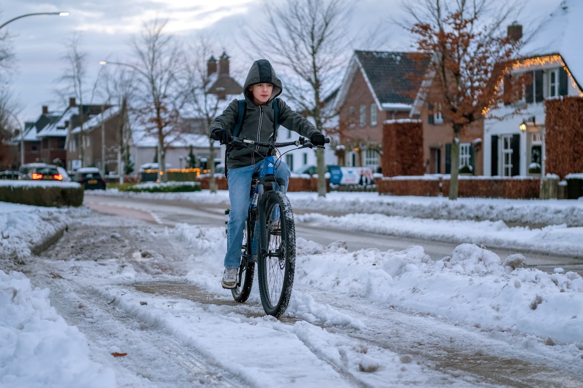 Glibberend op de Gazelle en met kletsnatte sokken op weg naar school ...