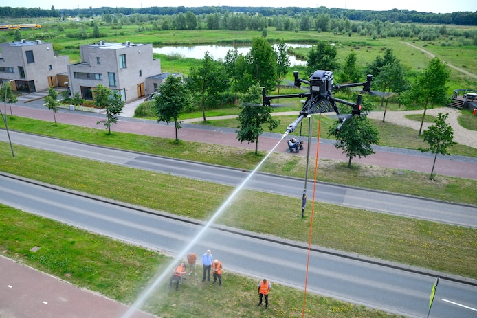 Ramen wassen zonder hoogwerker? In Bergen op Zoom doet een drone al het ...
