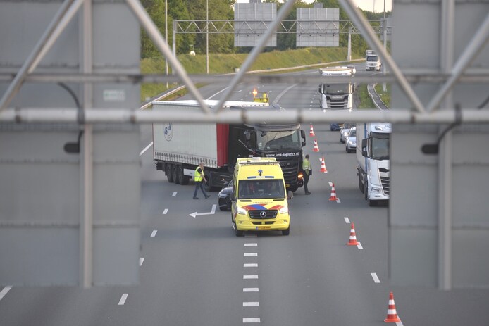 Botsing tussen vrachtwagen en auto op A16 bij Breda | 112 nieuws Breda | bndestem.nl