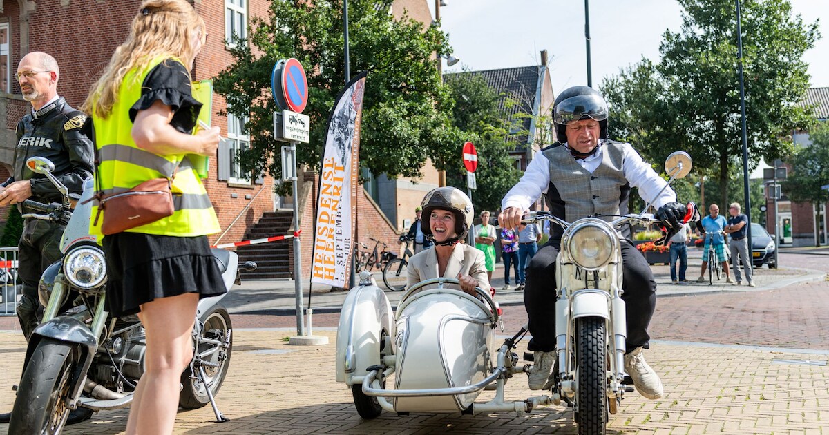 Sjiek geklede dames en heren rijden tocht op oude motoren en brommers voor het goede doel ...