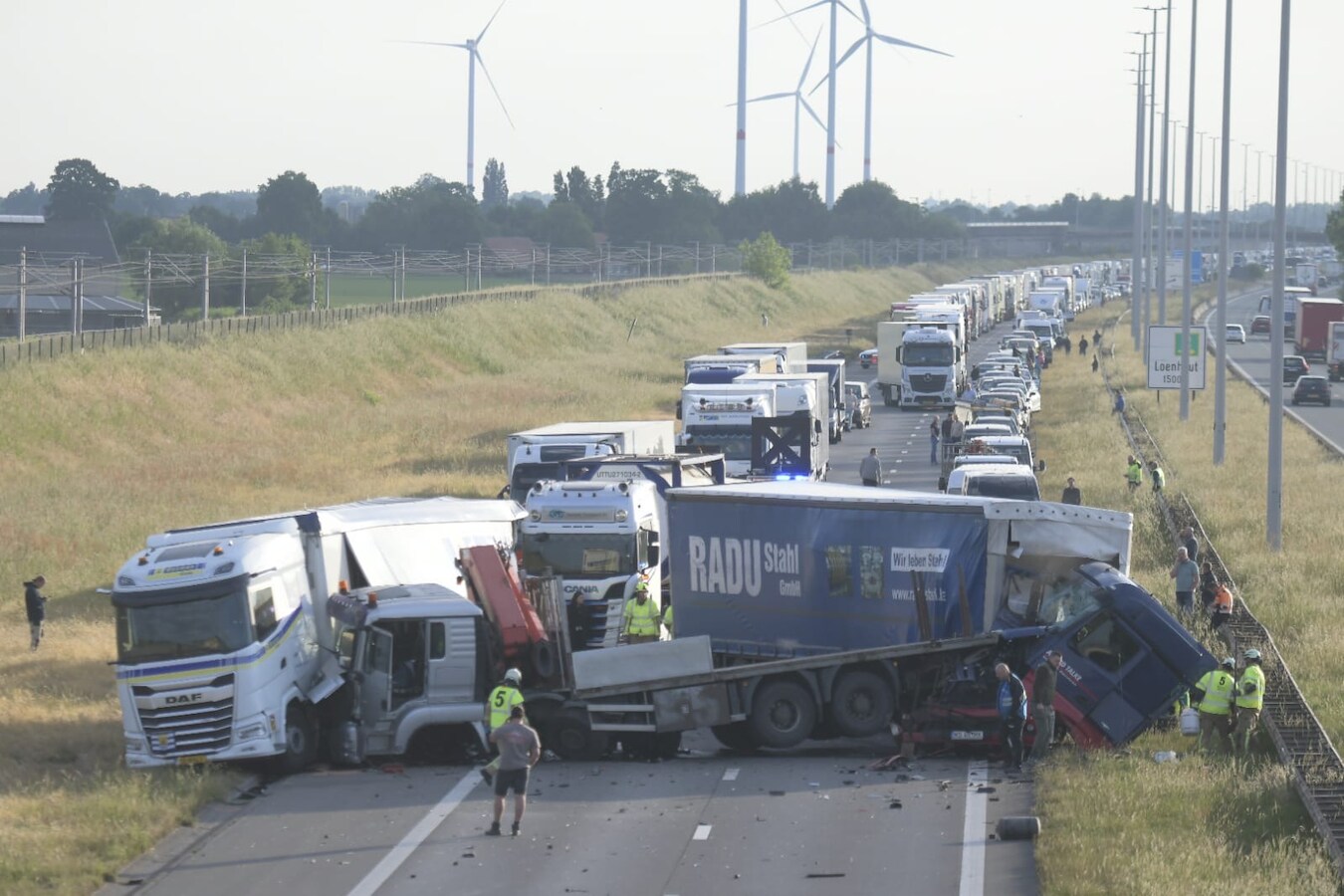 Drie vrachtwagens en auto botsen op E19: rijstrook urenlang dicht door lading wortels op asfalt ...