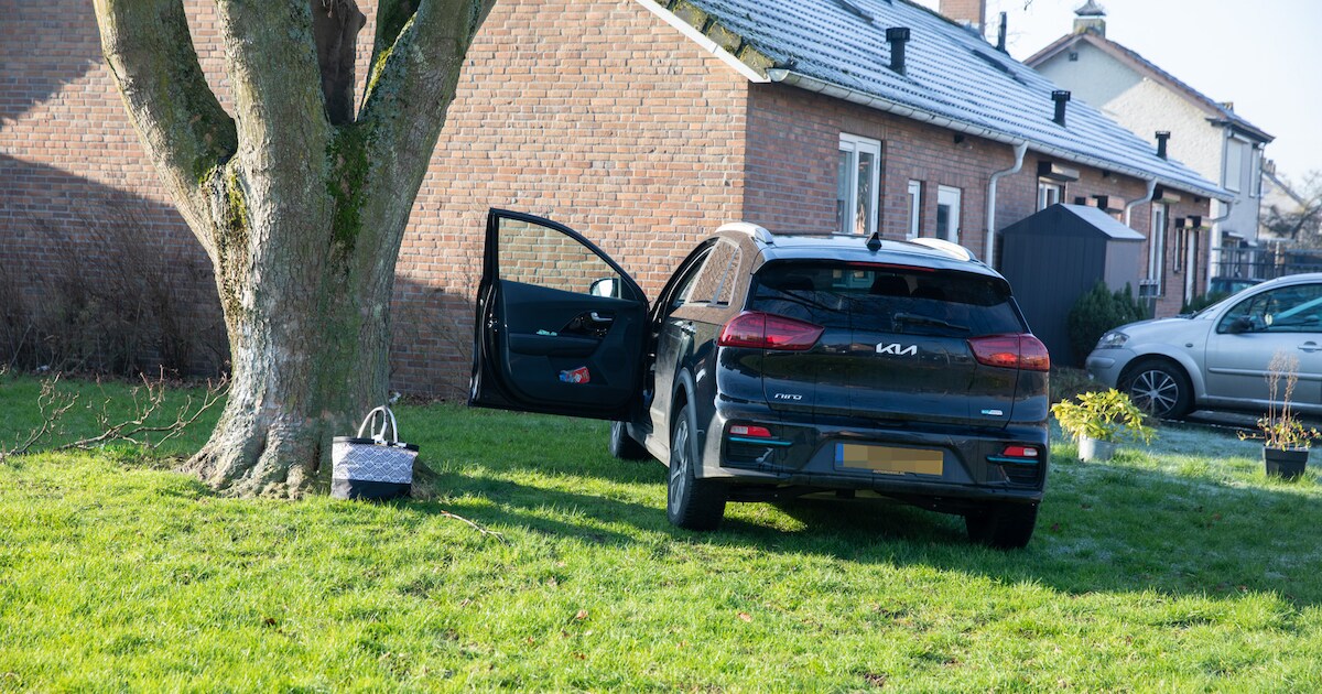 Auto mist op haar na een woning na crash in Sint Willebrord ...