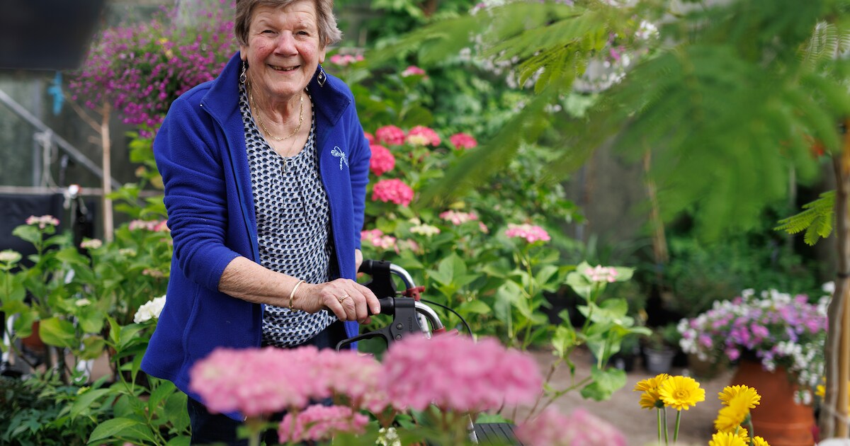 Corry (87) moet na 50 jaar stoppen met haar tuincen­trum dat ze lange ...