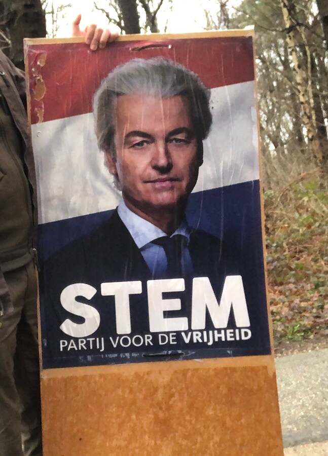 Boswachter haalt illegale PVV-poster weg uit natuurgebied: ‘Het bos is ...