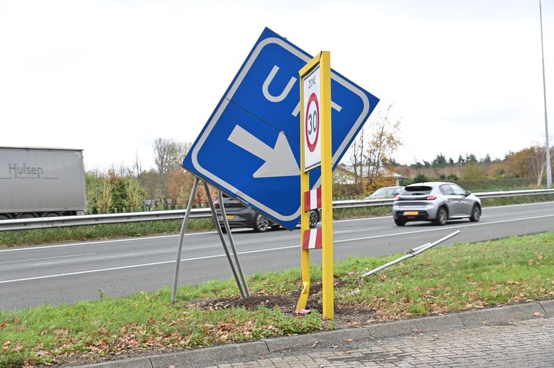 Automobiliste rijdt tegen verkeersborden en vangrail bij tankstation ...