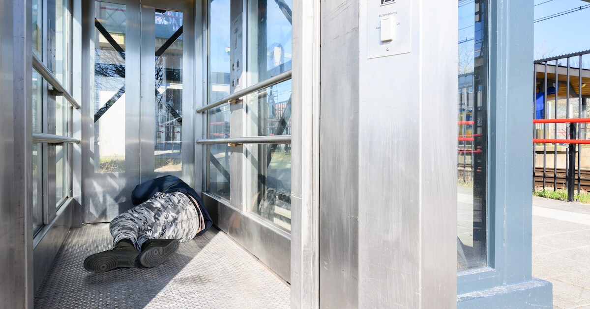 Terwijl het vriest dat het kraakt slaapt dakloze Alberto in de lift op ...