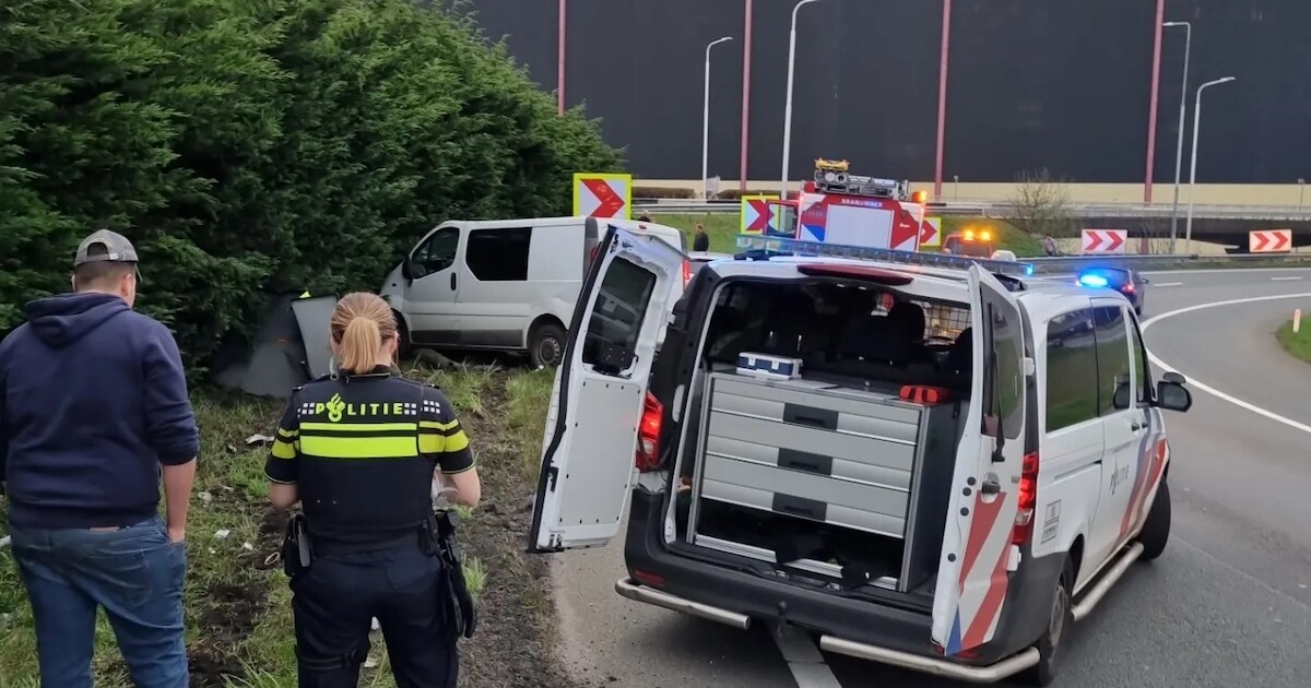 Dronken bestuurder bestelbus verliest macht over het stuur op A58 en belandt in de bosjes | 112 ...