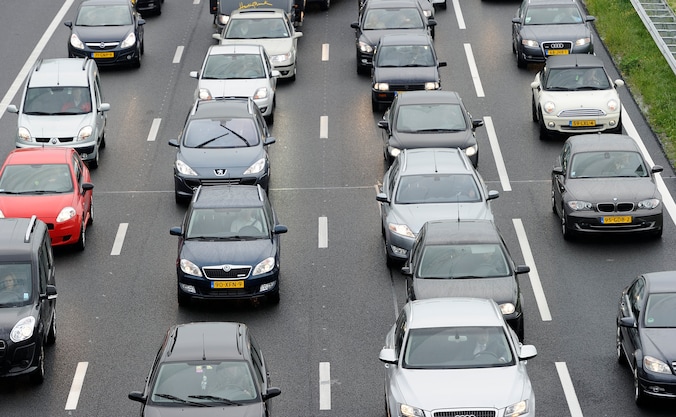 Auto vat vlam op A58 bij Roosendaal, snelweg dicht | Regio | BN DeStem.nl