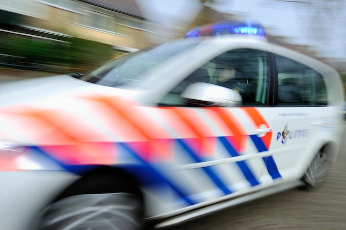 Automobilist negeert stopteken en crasht na achtervolging tegen pand in ...