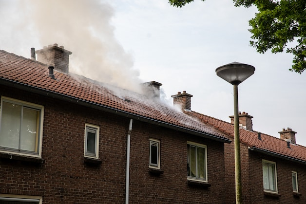 Slaapkamer volledig uitgebrand in Roosendaal, mogelijk door telefoon ...