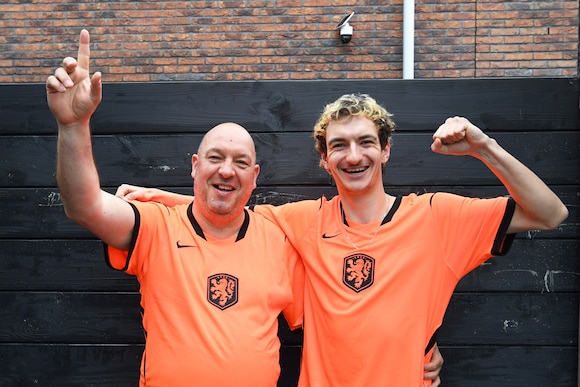 Vader Arjan (57) verrast zoon Tim met bijzonder cadeau voor zijn 21ste ...