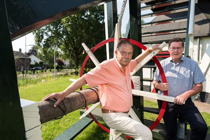 Broers zakken met bed en al door de vloer, zanger Albert West trouwt om ...