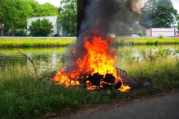 Scooter vliegt in brand in Dongen: bestuurder kan op tijd wegkomen ...