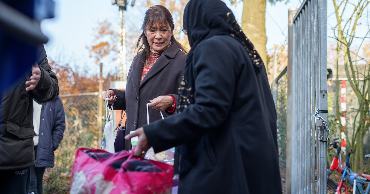 Vluchtelingen kwamen met bijna niks en vertrekken met tassen vol ...