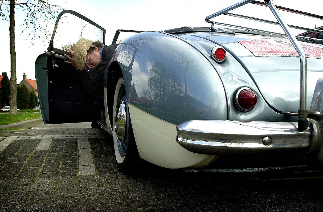 Mannen die oud worden met hun auto pakken in Goirle uit | Foto ...