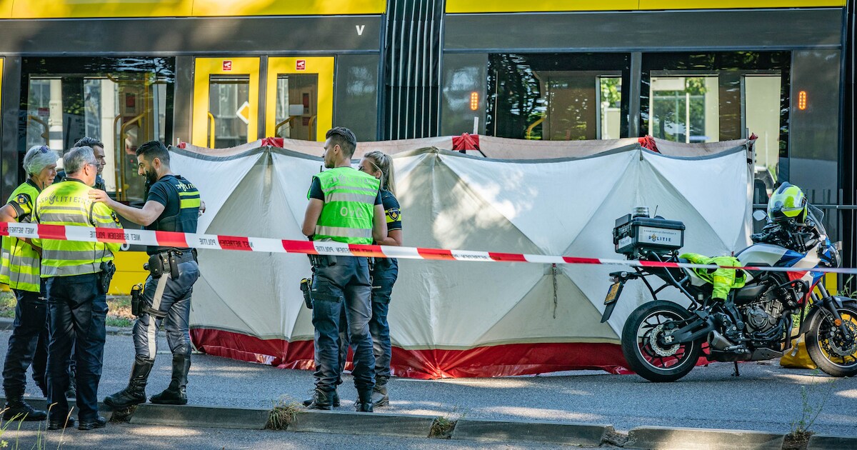 Wijkagent kan ogen niet geloven: toeschouwers filmen slachtoffer dodelijk tramongeluk van ...