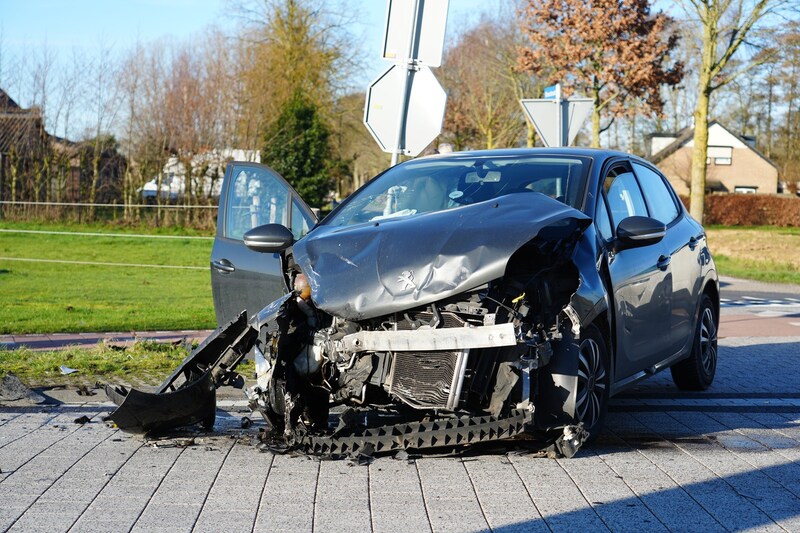 Twee voertuigen zwaar beschadigd bij botsing in Rijen, weg lag vol ...