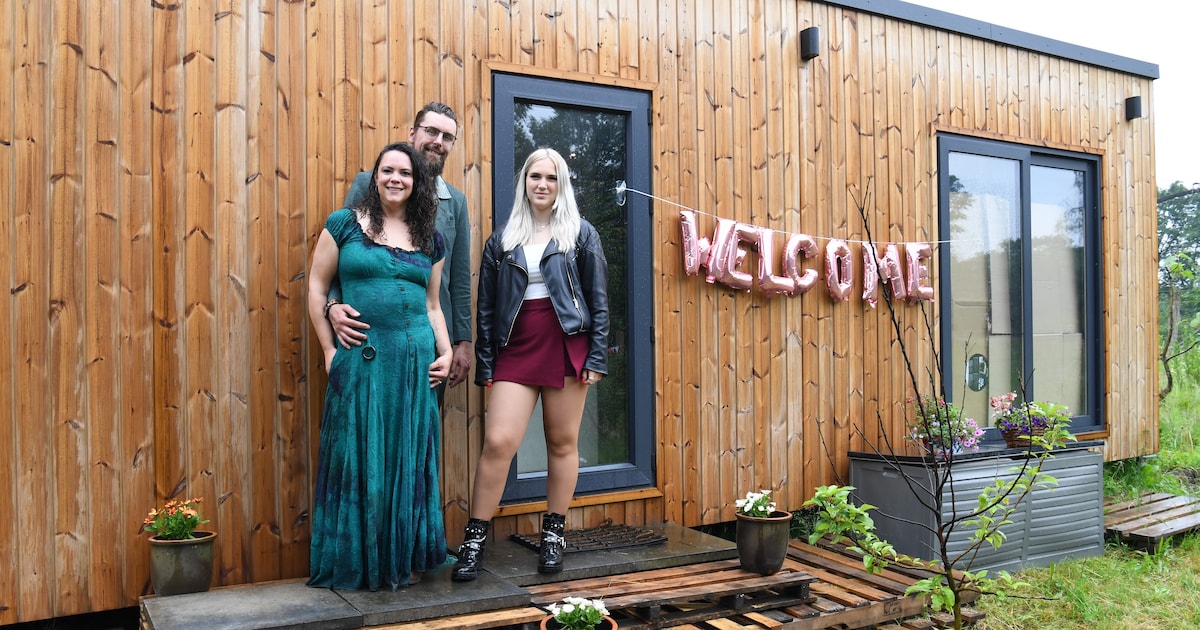 Danika (17) is blij met haar kleine huis in Dorst, met haar pleegouders ...