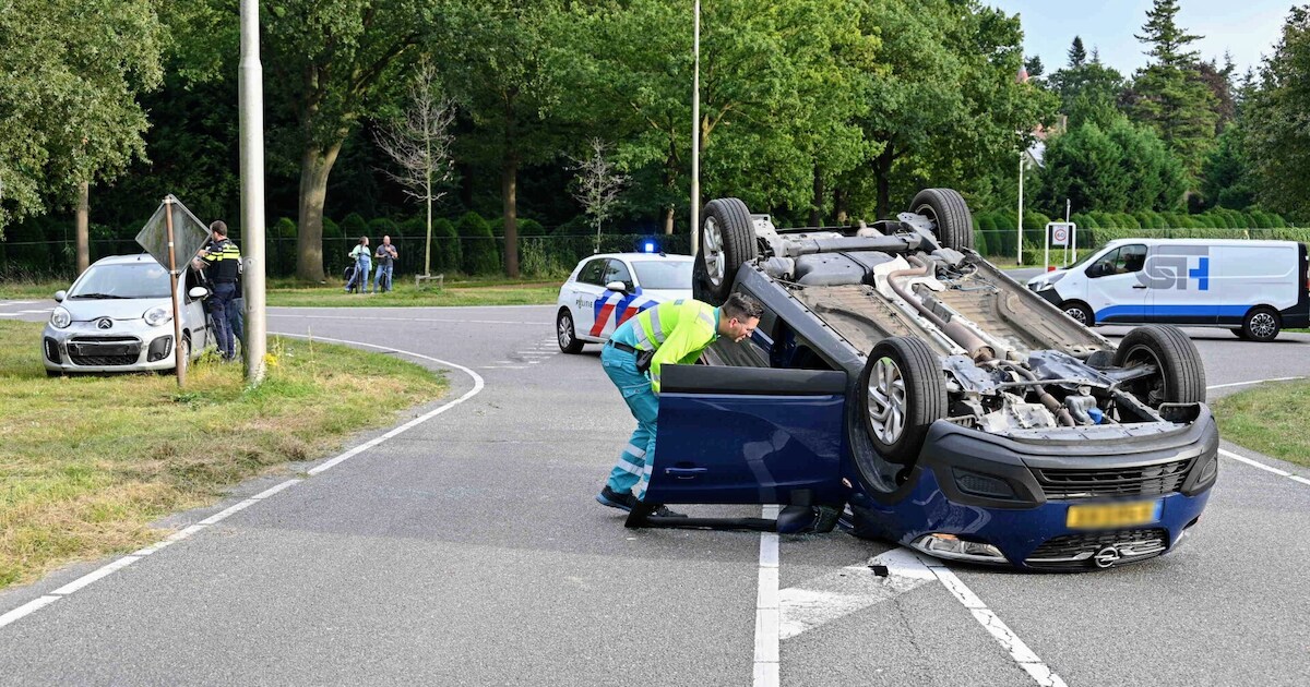 Auto belandt op dak in Rucphen door botsing, bestuurder door ...