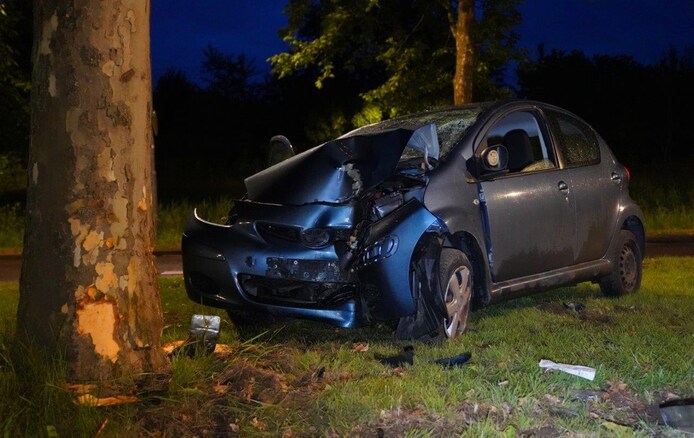 Vrouw (45) zwaargewond na botsing tegen boom, traumahelikopter ...