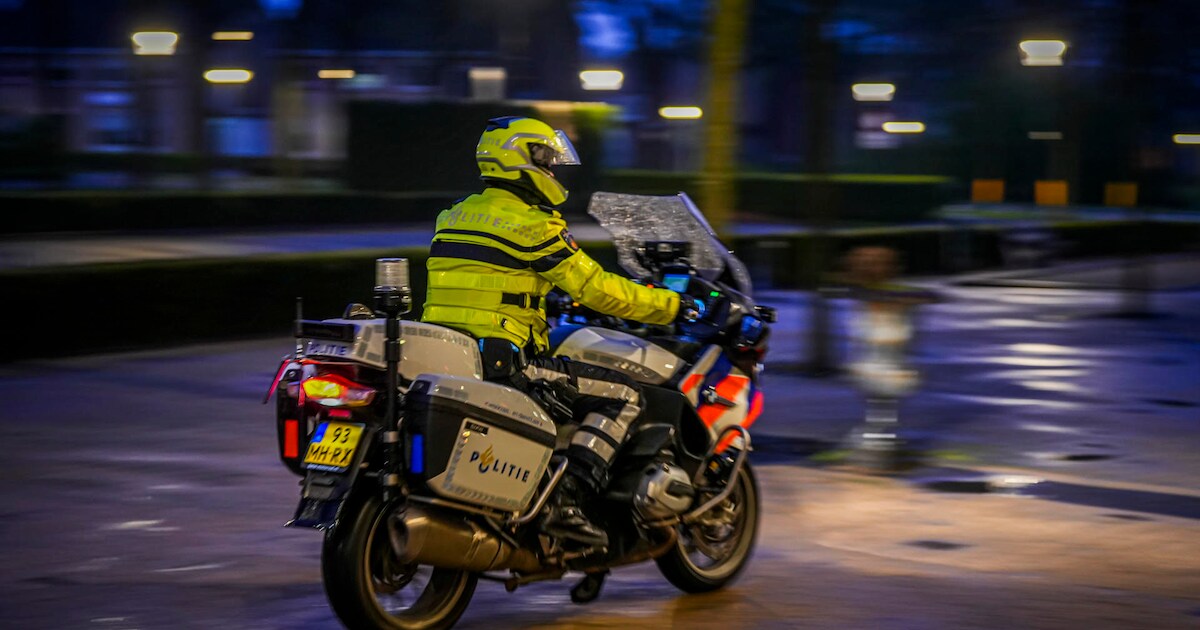 Motorrijder (26) vlucht met hoge snelheid na stopteken en gaat onderuit ...