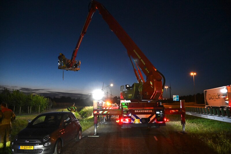 Motorrijder rijdt van weg af langs A16 bij Prinsenbeek, wordt ...