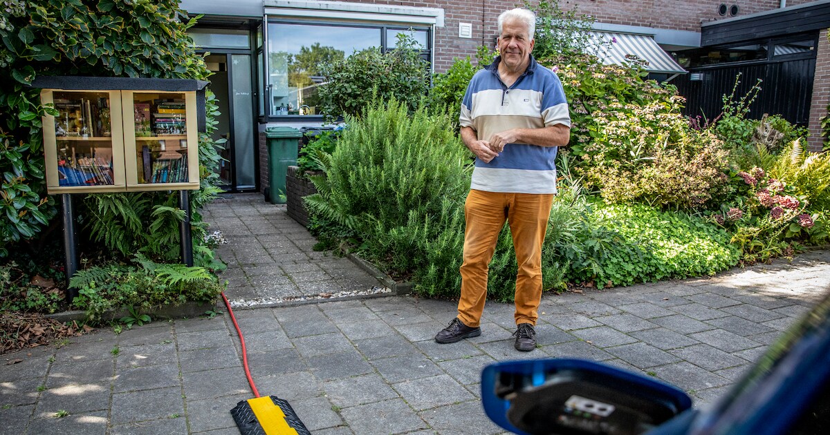 Jan kreeg een dwangsom omdat de laadkabel van zijn auto op de stoep ligt: ‘Bizar dat je hierop ...