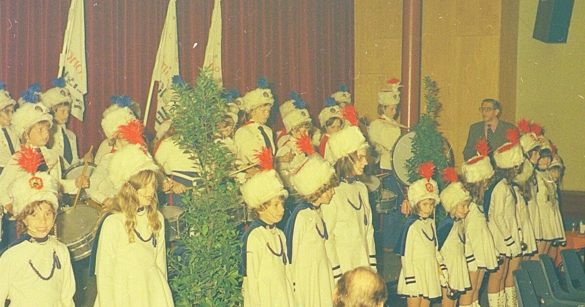 Majorettes treden op voor de Helmondse politie | Regio | BN DeStem.nl