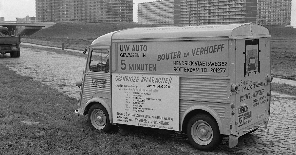 Van reclamewagentje voor eerste tankstation in de buurt naar rollende ...