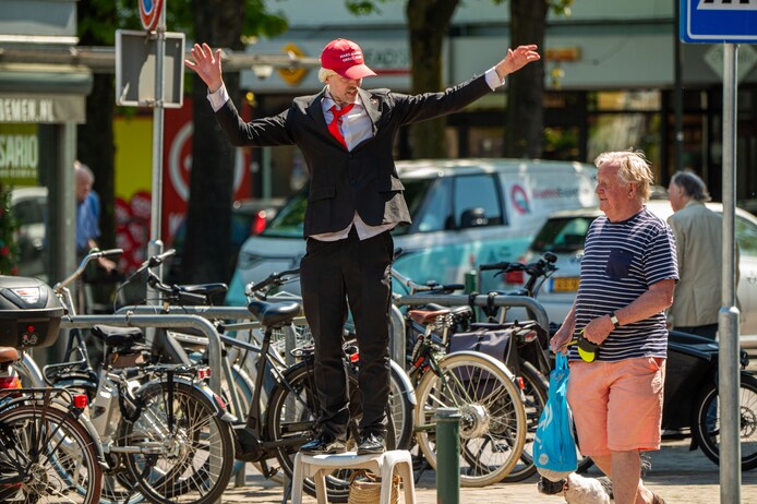 Samuel (40) gaat elke dag als Donald Trump de straat op in Breda ...