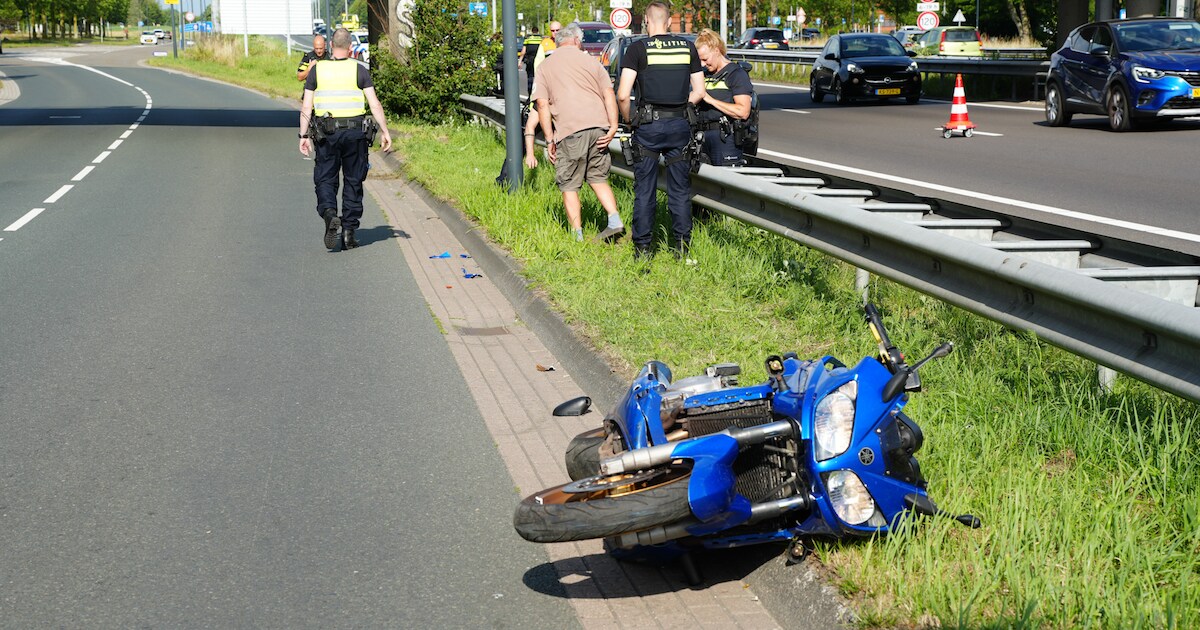Motorrijder zwaargewond na botsing tegen viaductrand: slachtoffer belandt op de A59 | Waalwijk ...
