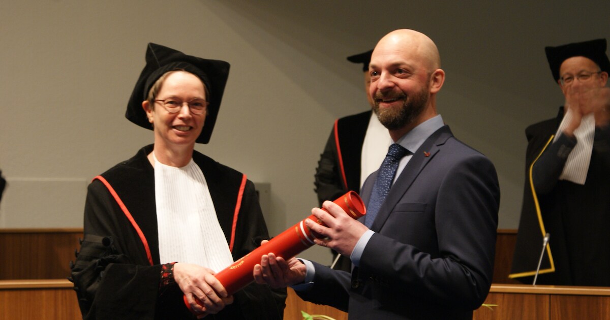 Robert Chamalaun promoveert op taalwetenschap | Regio | BN DeStem.nl