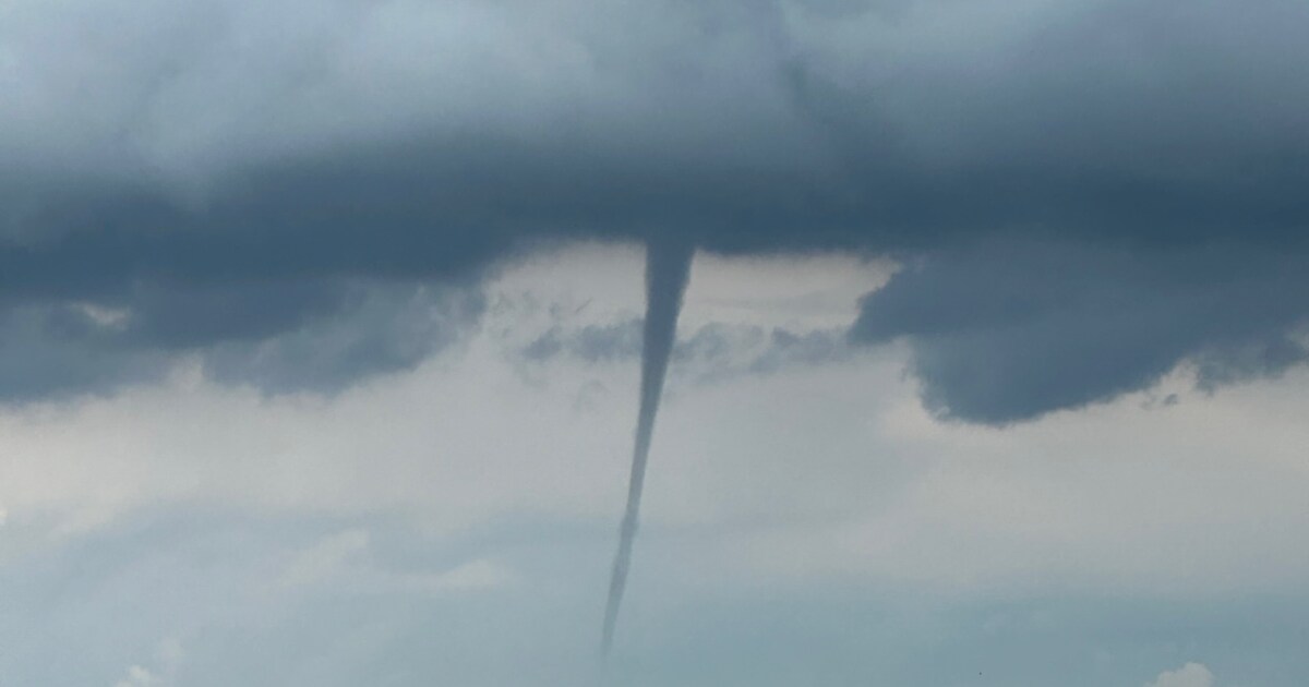 Waterhoos bij Zoutelande, code geel in Brabant en Zeeland | Binnenland ...